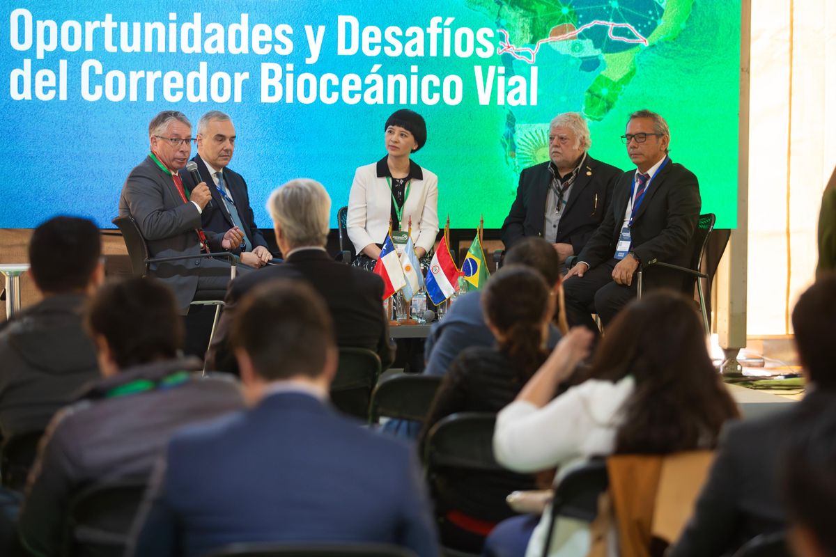 Seminario "Oportunidades y Desafíos del Corredor Bioceánico Vial"