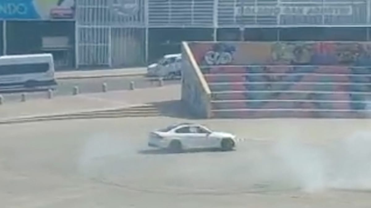 [VIDEO]Registran a individuo derrapando en su auto en parque Bombero ...