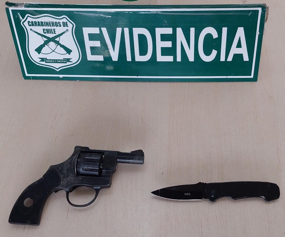 Detienen a menor de edad por portar un revólver y cuchillo
