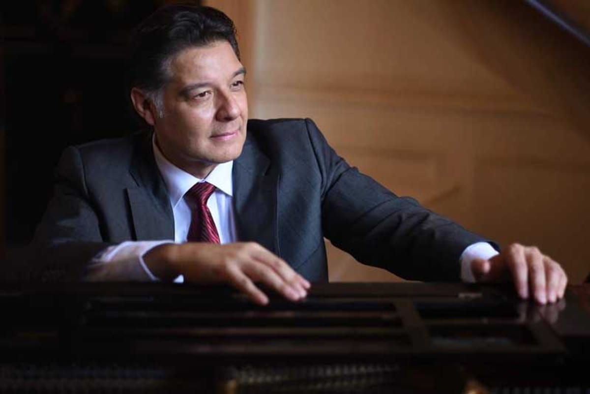 Marco Rocha: “no sé si soy un pianista que pinta, o un pintor que toca ...