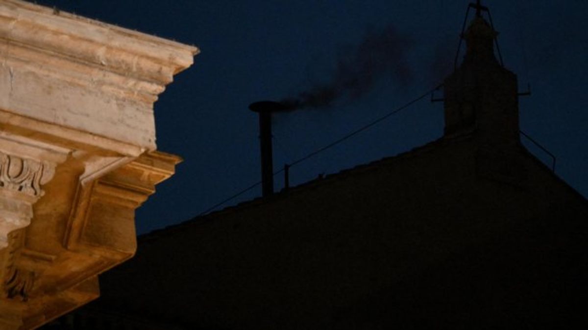 HUMO NEGRO: PRIMER DÍA DEL CÓNCLAVE TERMINÓ SIN ELECCIÓN DEL PAPA