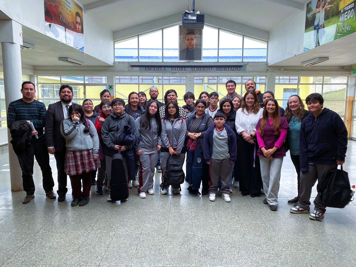 REALIZAN DIÁLOGO INTERGENERACIONAL SOBRE CIUDADANÍA DIGITAL EN ESCUELA PADRE ALBERTO HURTADO